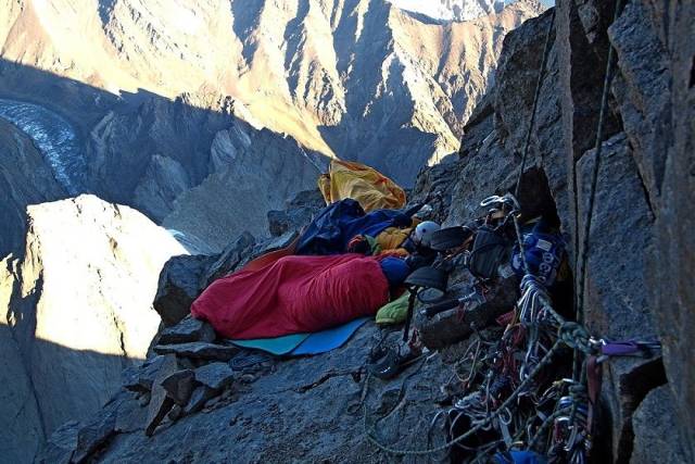 How Climbers Sleep When They’re Hanging High In The Mountains (45 pics ...
