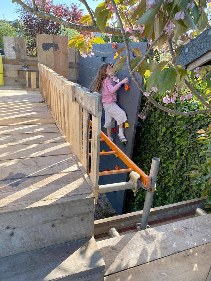 Dad Builds An Impressive Backyard Fortress For His Kids (19 pics + 1 ...