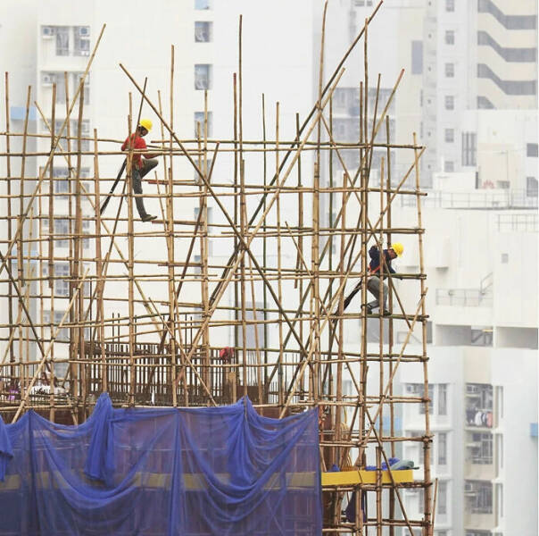 Photos Reveal The Undeniable Skills Behind This High-Risk Job in Hong ...