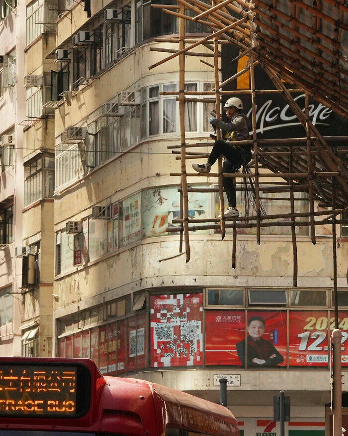 Photos Reveal The Undeniable Skills Behind This High-Risk Job in Hong ...