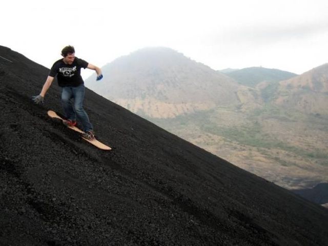 Volcano boarding (18 pics) - Izismile.com