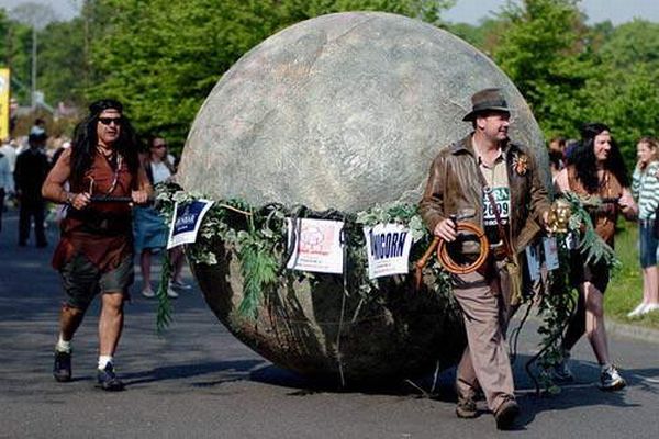 The most hilarious costume race ever (20 pics) - Izismile.com