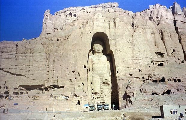 Giant sculptures and monuments carved directly into the rock (12 pics ...