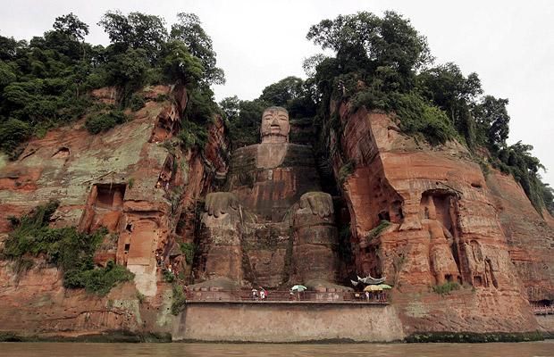 Giant sculptures and monuments carved directly into the rock (12 pics ...