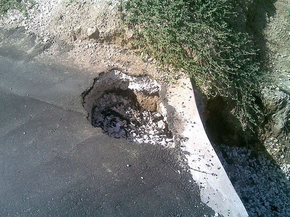 Compilation of dangerous holes in roads (18 pics) - Izismile.com