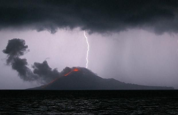 Very beautiful shots of awakening and eruption of a volcano (12 pics ...