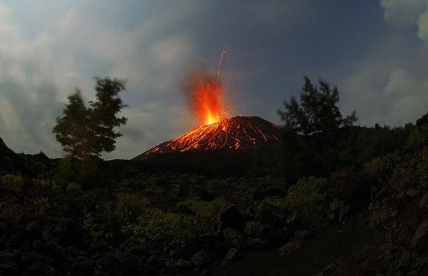 Very beautiful shots of awakening and eruption of a volcano (12 pics ...