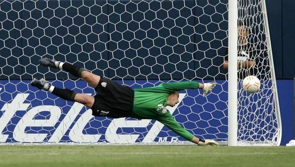 Cool pics of goalkeepers in movement (27 pics) - Izismile.com