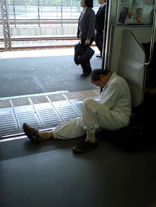 People are sleeping everywhere (27 pics) - Izismile.com