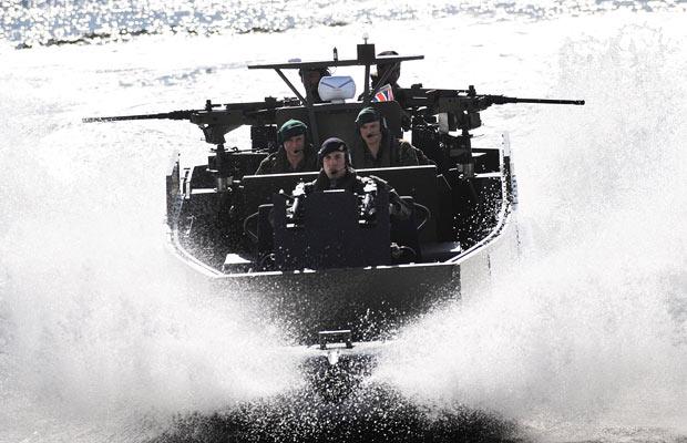 The fastest boat ever built - The XSR military interceptor and other ...