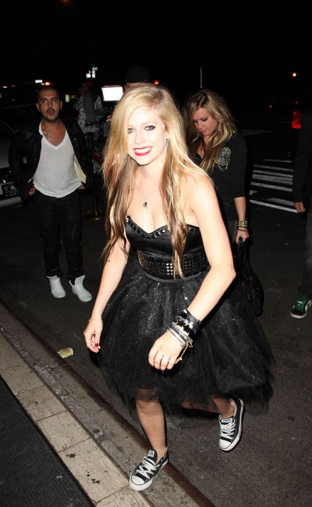 Avril Lavigne at a fashion show (10 pics) - Izismile.com