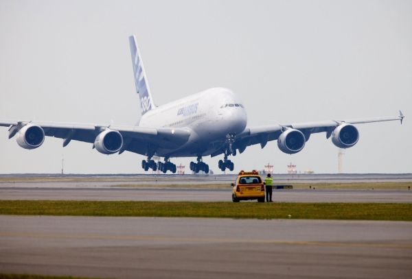 The Biggest Passenger Plane Airbus A380 (14 pics) - Izismile.com
