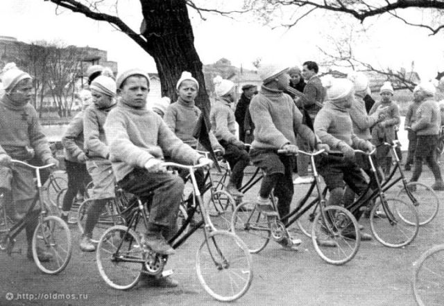 Unusual Transport in Moscow Back Then (20 pics) - Izismile.com