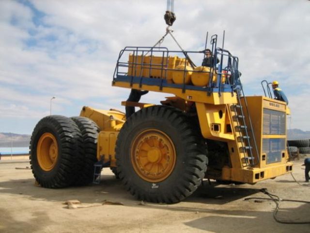 Assembling of BelAZ Vehicles (16 pics) - Izismile.com