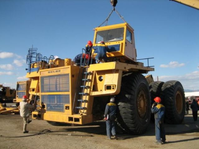 Assembling of BelAZ Vehicles (16 pics) - Izismile.com