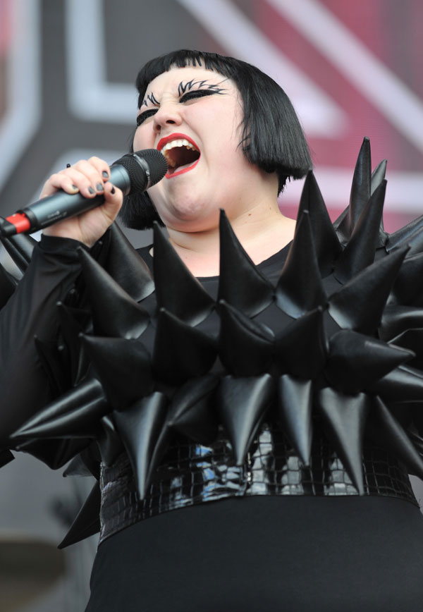 Beth Ditto…At Least She sings Great (10 pics) - Izismile.com