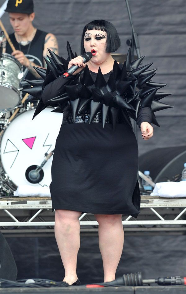 Beth Ditto…At Least She sings Great (10 pics) - Izismile.com