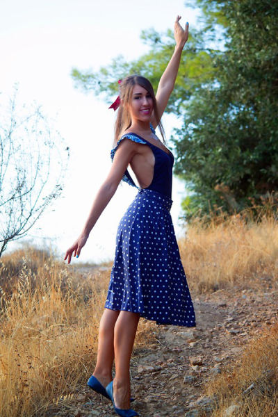 Sexy Ladies Looking Smoking Hot Outdoors 40 Pics