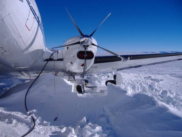 Stranded Passengers Repair Their Broken Airplane Alone in the Middle of ...