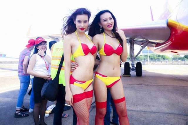 Sometimes Vietnamese Airline Companys Flight Attendants Slip Into